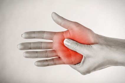 Psoriatická artritida se projevuje různě. Od bolesti prstu po deformity ...